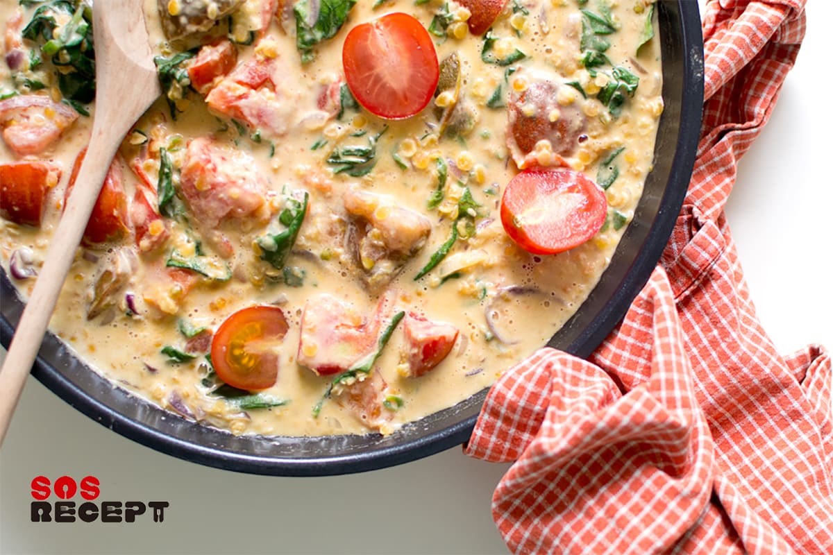 Gräddig linsgryta med spenat och färska tomater - Sos Recept